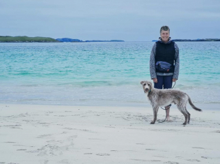 Découvrez la joie d’Angus, ce chien aveugle et qui avait été maltraité ...
